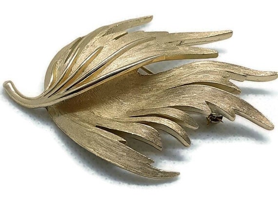 Vintage signed TRIFARI Brushed gold leaf brooch pin 2… - Gem