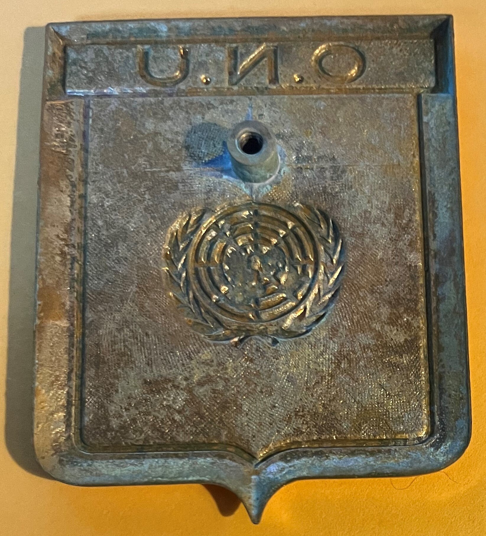 Insignia ONU O.N.U. Automóvil de las Naciones Unidas NOS 1950 original hecho de esmalte por ...