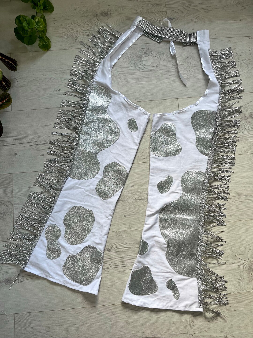 Chaparreras de vaca de chica espacial con brillo brillante hechas a ...