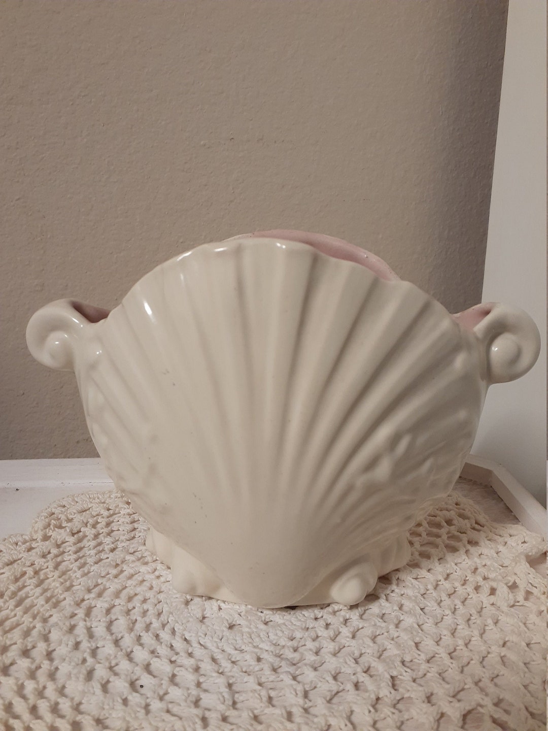 White Red Wing Rum Rill Pottery 432 Planter Clamshell With Coral Inside ...