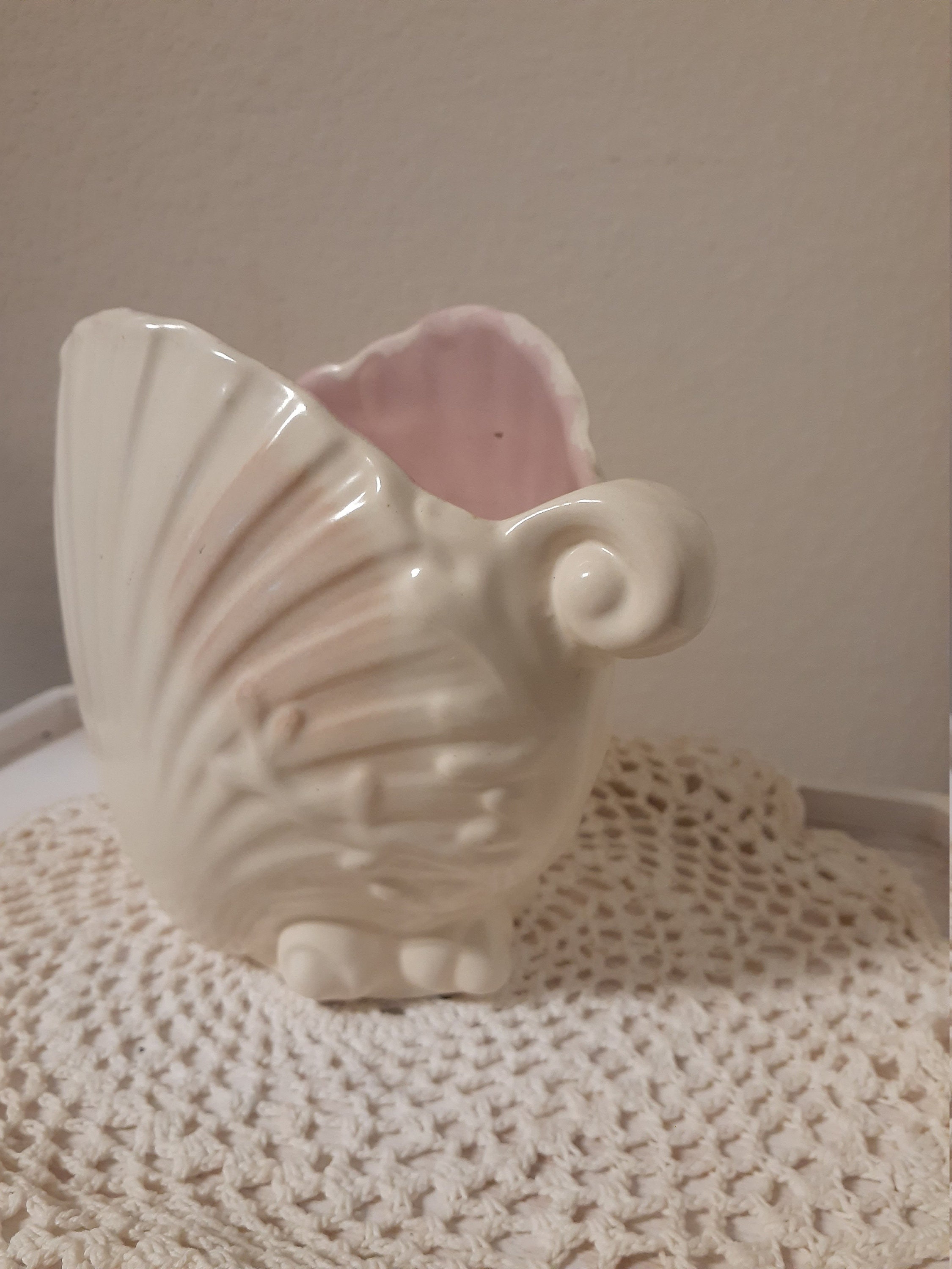 White Red Wing Rum Rill Pottery 432 Planter Clamshell With Coral Inside ...