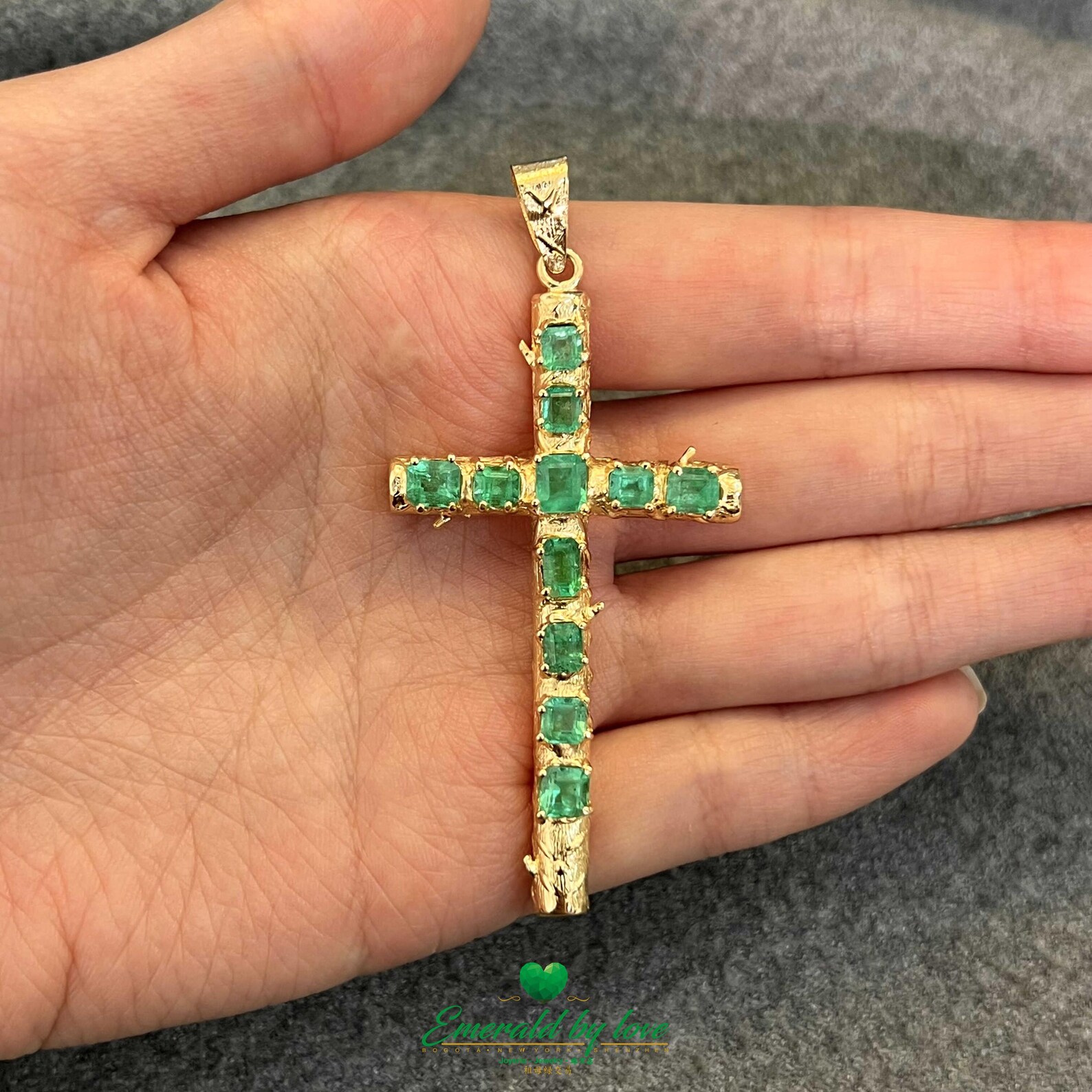Intriguing 18k Yellow Gold Cross Pendant With Genuine Colombian Square ...