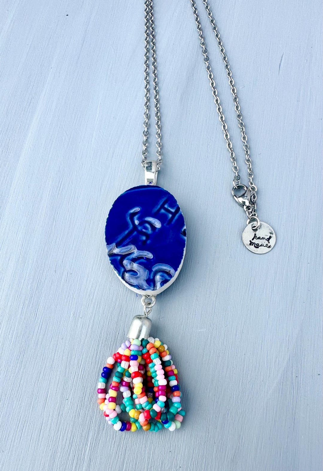 Hermoso collar colgante de porcelana rota con un plato Fiestaware azul ...