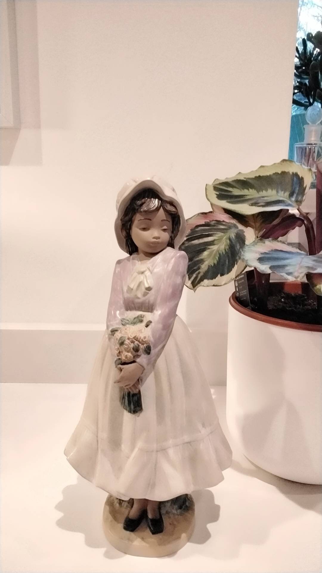 LLADRO, NAO Gres, Beautiful Very Large Study of Girl With Bouquet of ...