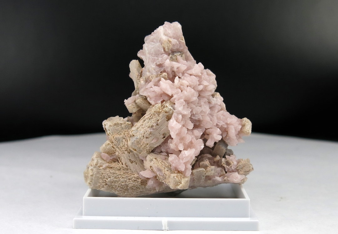 ALBITE (pink) & NATROLITE , MSH, Poudrette Quarry, Hilaire, Quebec ...