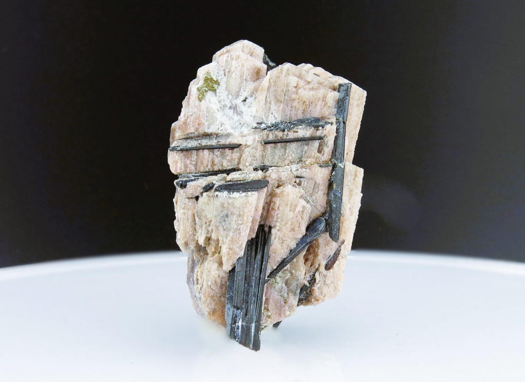Serandite & Aegirine, Poudrette Quarry, MSH Mineral Specimen. Symmetry ...