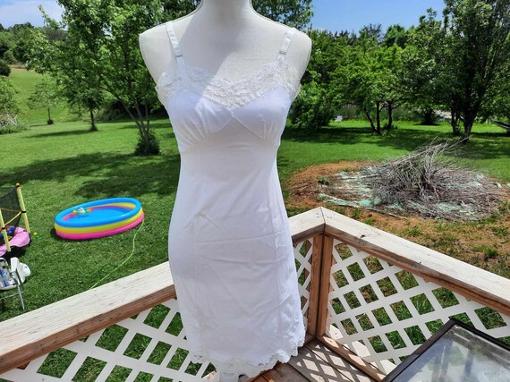 1960s-1970s white slip - Gem