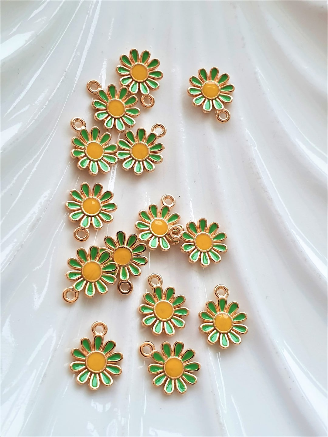 8 X Daisy Enamel Charms/pendants Green Flower Daisy Charms Enamelled ...