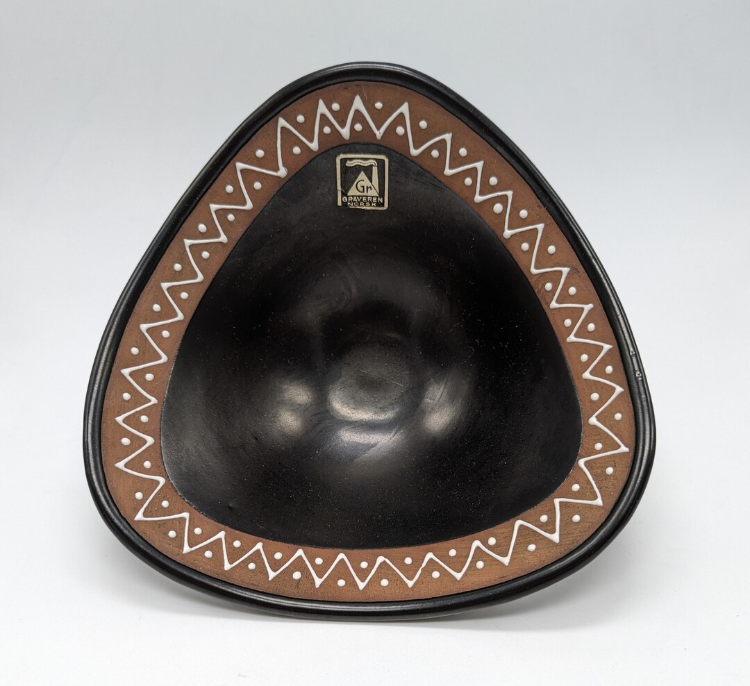 Graveren Norsk MCM Triangular Pottery Bowl – Black With Hand Painted ...
