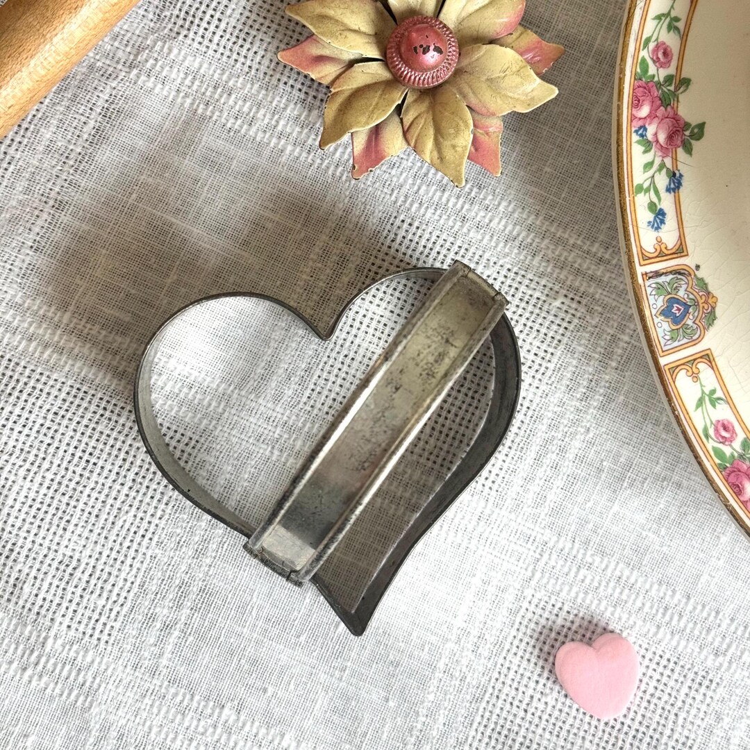 Vintage Tin Heart-shaped Cookie Cutter / Biscuit Cutter With Handle ...