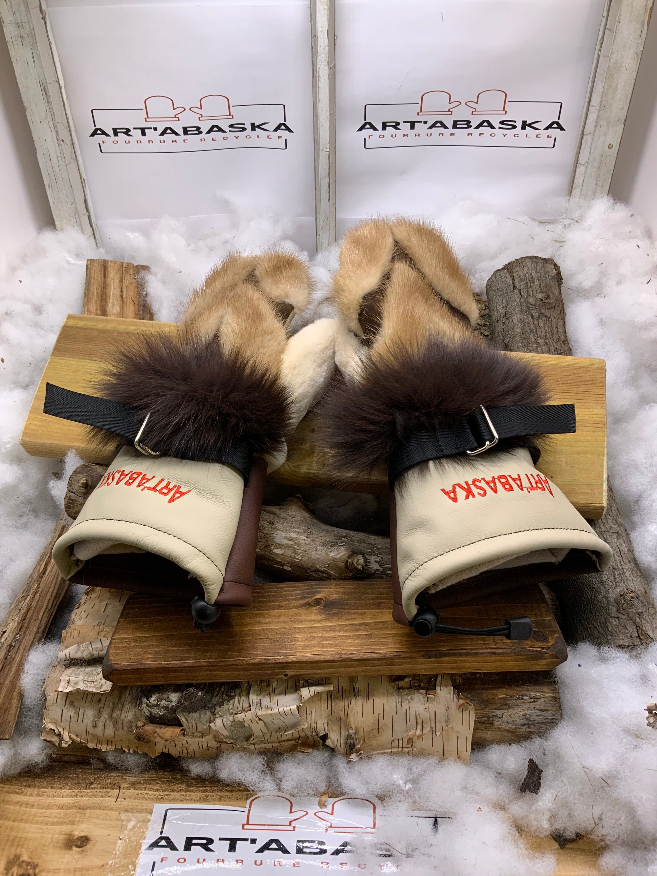 Recycled fur and leather mittens. Special and embroidered Les ...