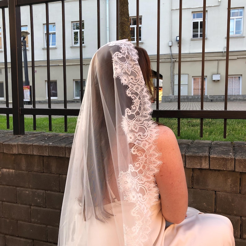 Chantilly Lace Veil, Ivory Mantilla Veil With Floral Scalloped Edge ...