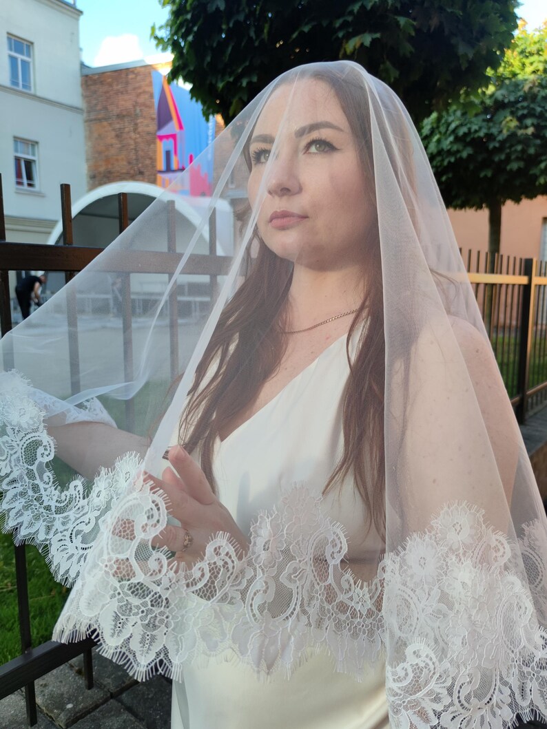 Chantilly Lace Veil, Ivory Mantilla Veil With Floral Scalloped Edge ...