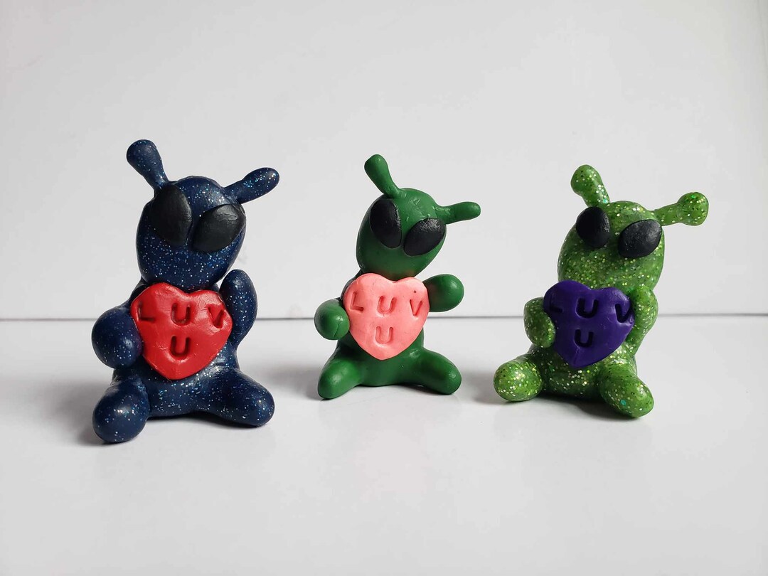 Valentines Day Aliens, Aliens Holding I Love You Hearts, Luv U, Cute ...