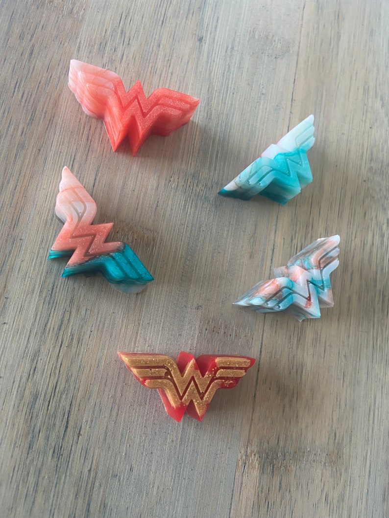 Custom Resin Wonder Woman Symbol - Etsy