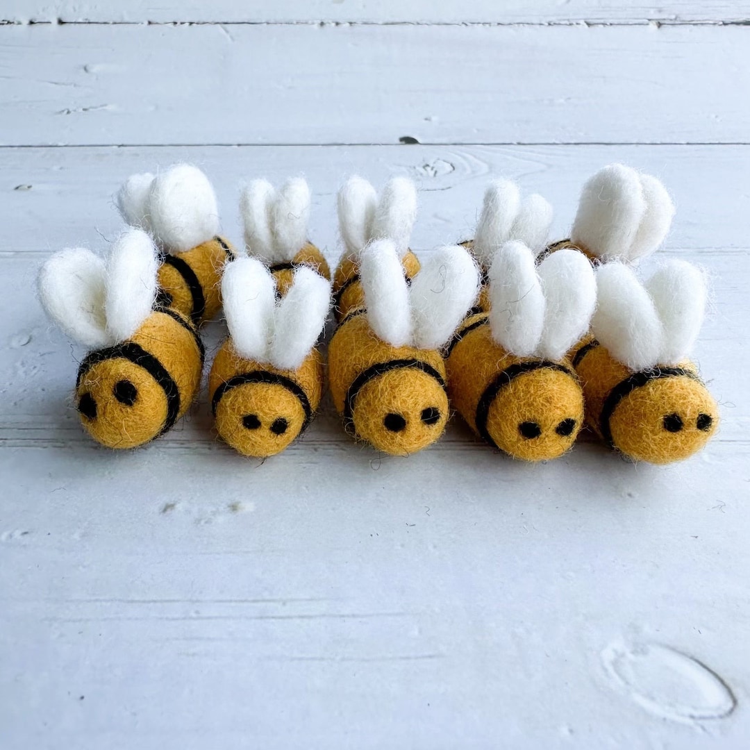 10 Felt Bees - 3cm | Bee Decor, Sensory Play, Sensory Kits, Bee Crafts ...