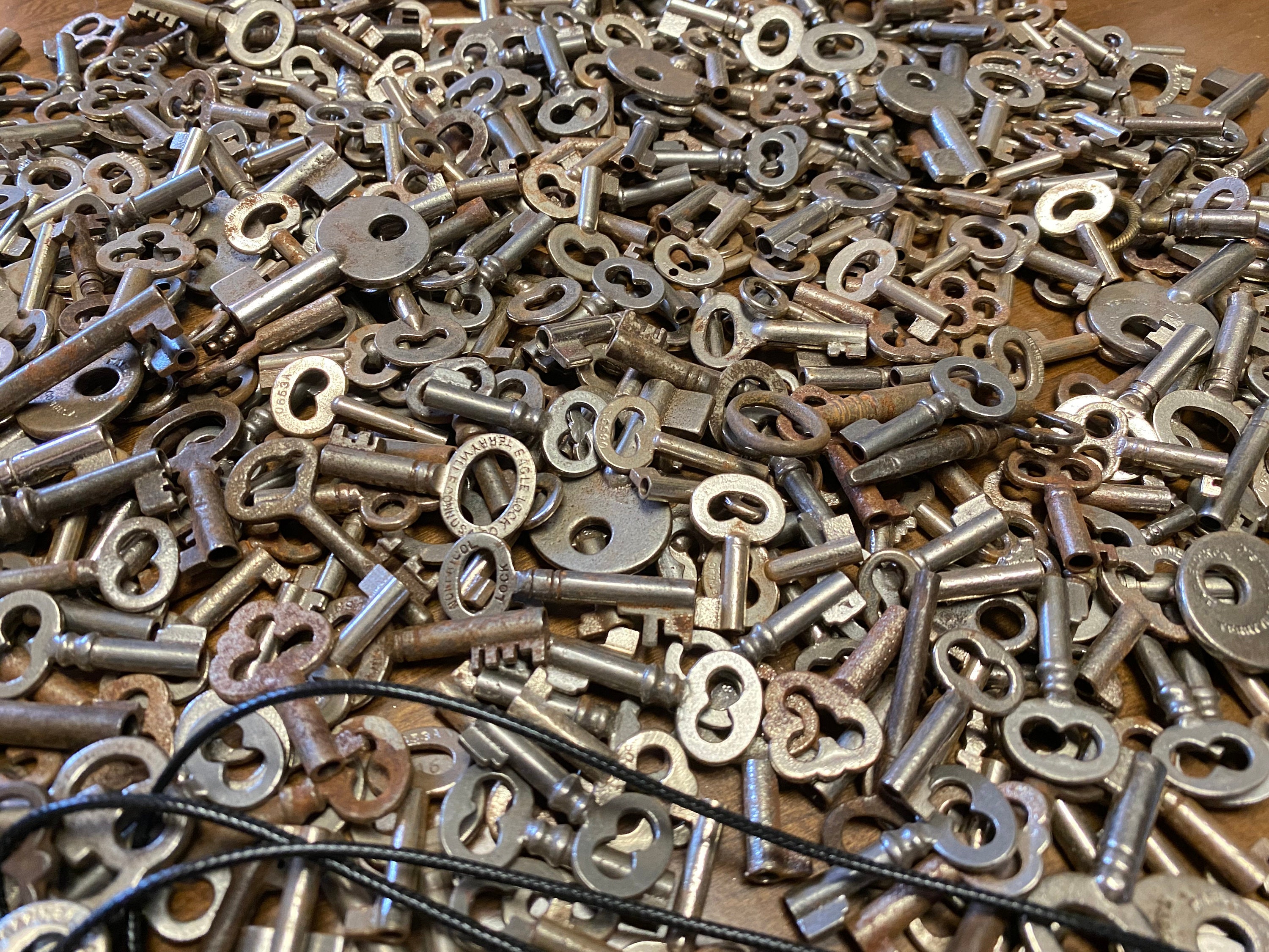 Antique Skeleton Keys: Steampunk Style, Retro. Vintage Decor and Crafts ...