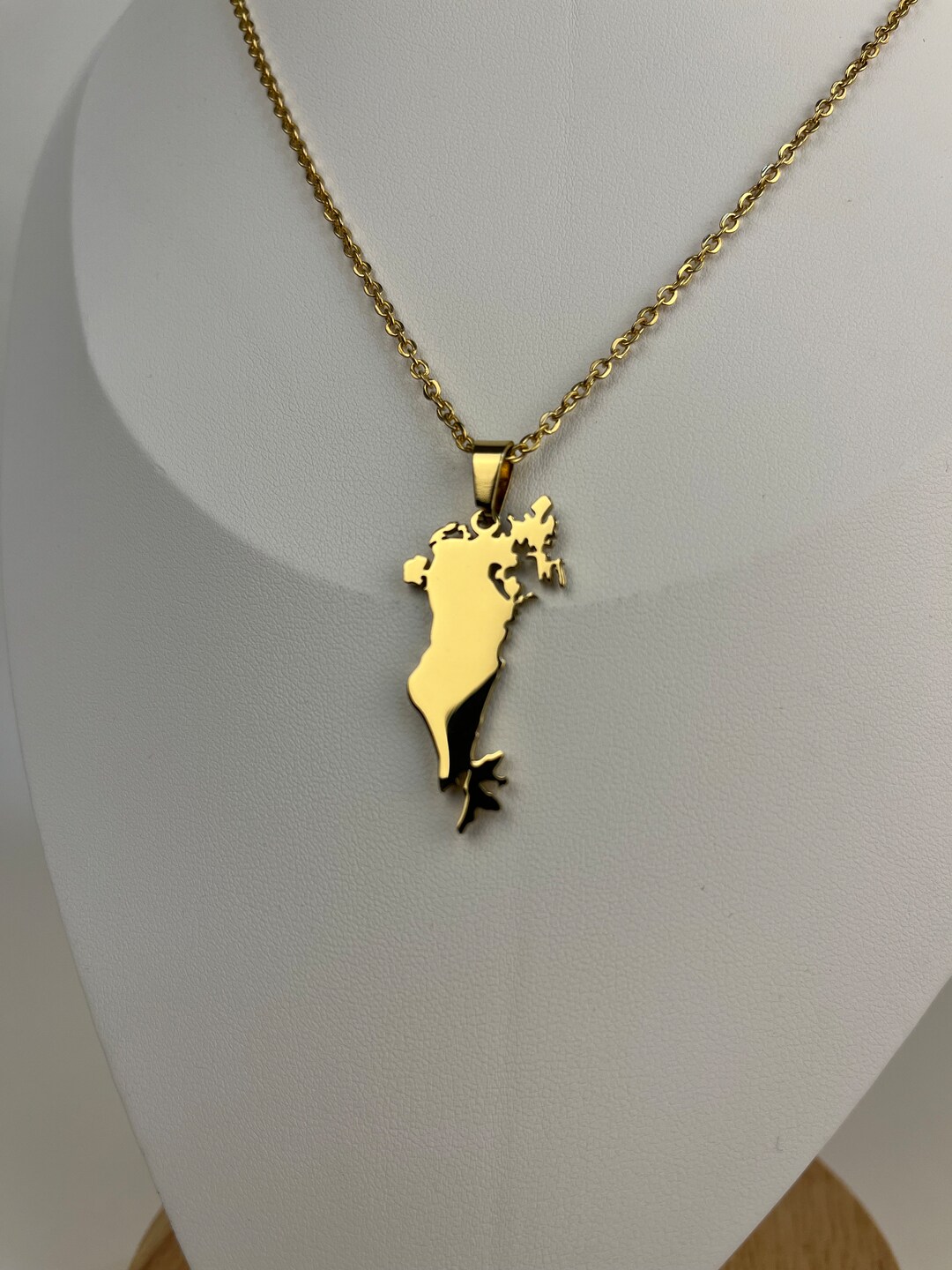 Bahrain Map Necklace - Etsy
