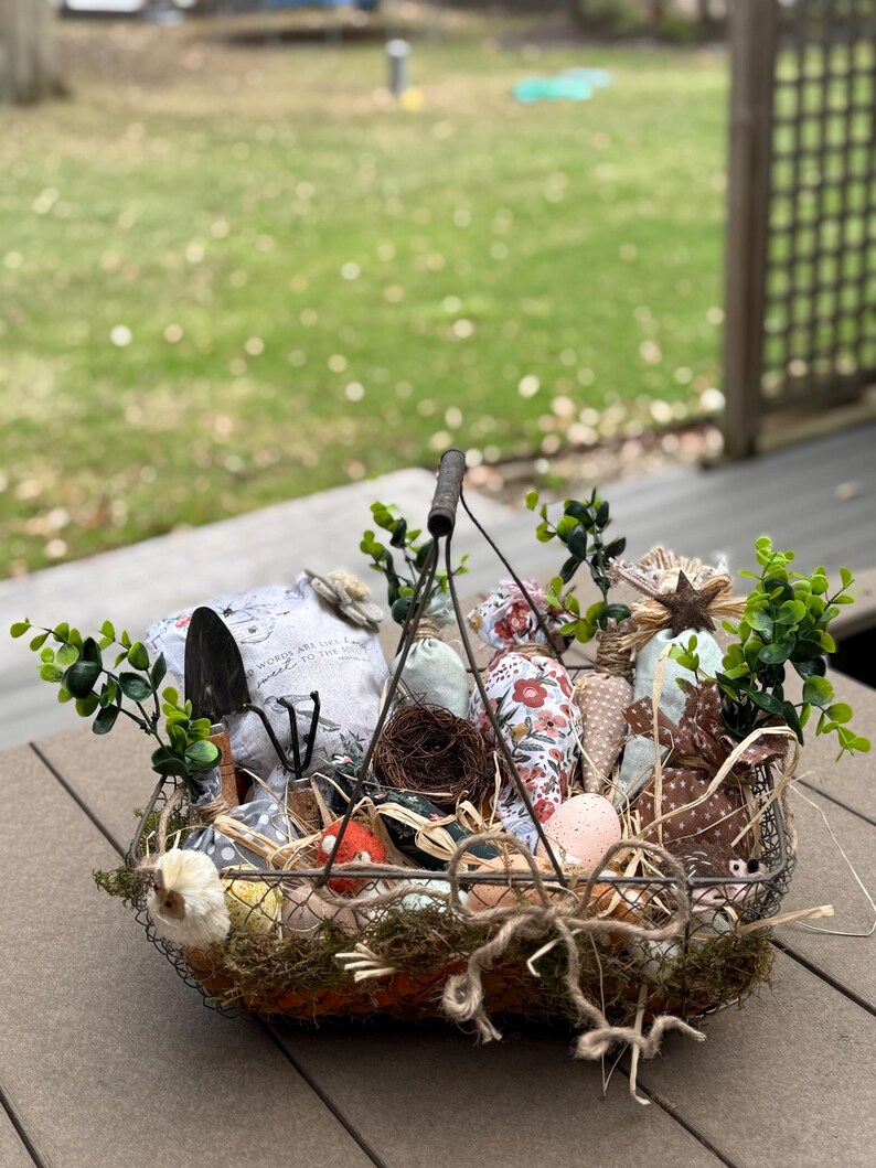 Chicken Wire Centerpiece - LARGE OPT 1 Comfort Colors, Kitchen, Dining ...