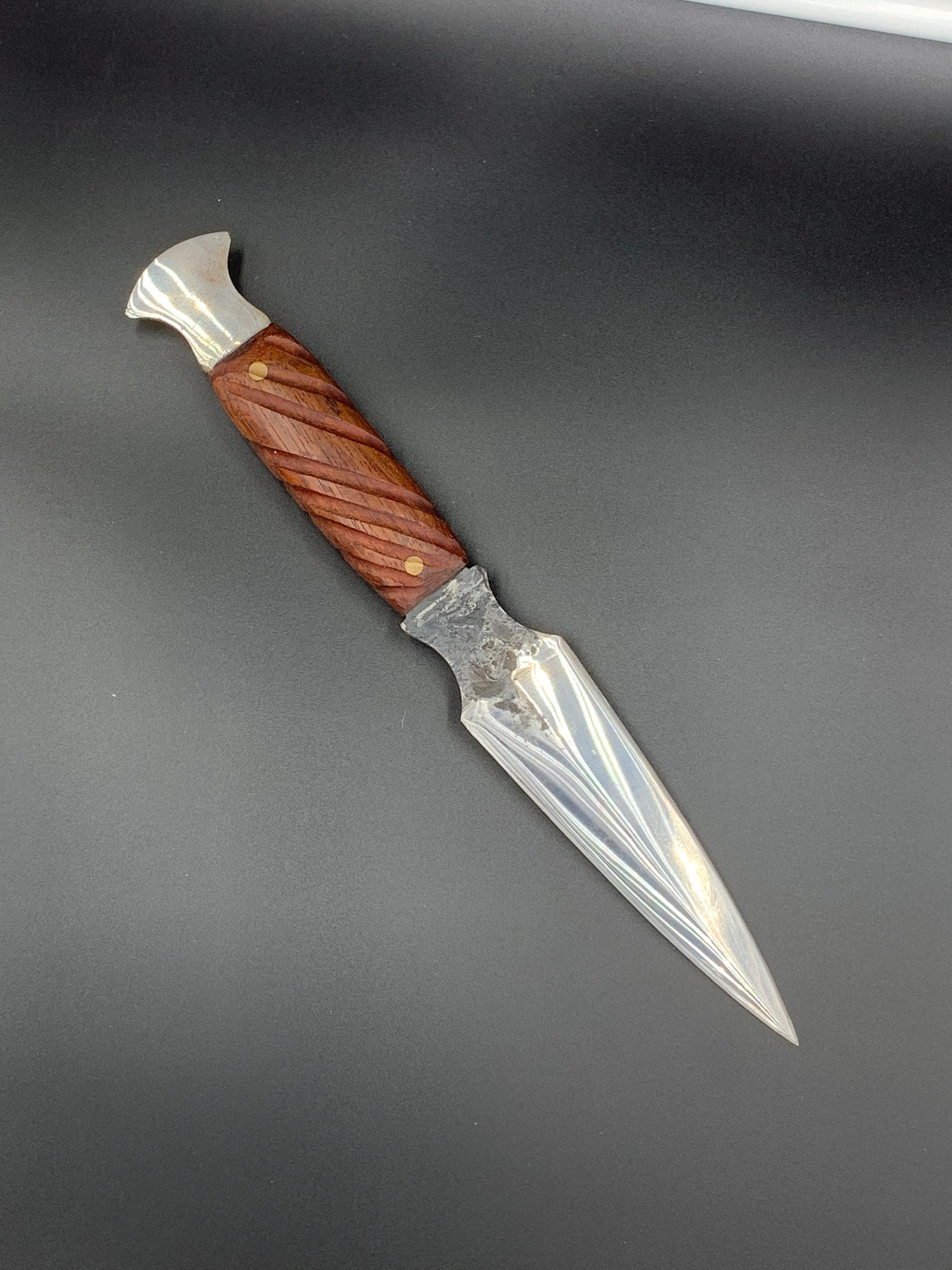 Daga personalizada forjada a mano con mango tallado en espiral - Etsy ...