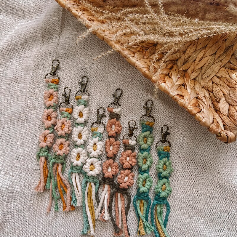 Daisy Keychain - Etsy