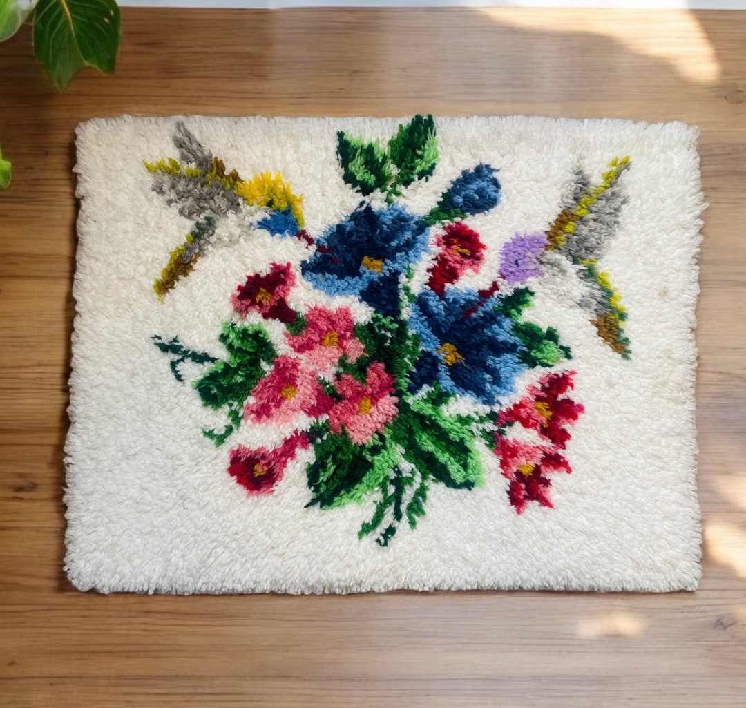 Beautiful Vintage Handmade Latch Hook Artwork/rug/wall Hanging White ...