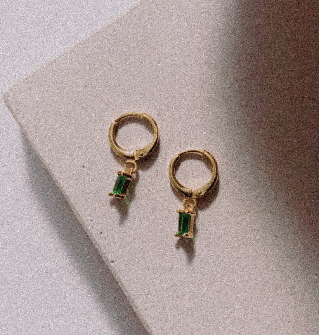 24k vergoldete Huggie-Ring-Ohrringe mit grünen rechteckigen ...
