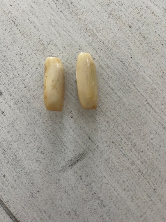 Vintage ivory on ivory - Gem