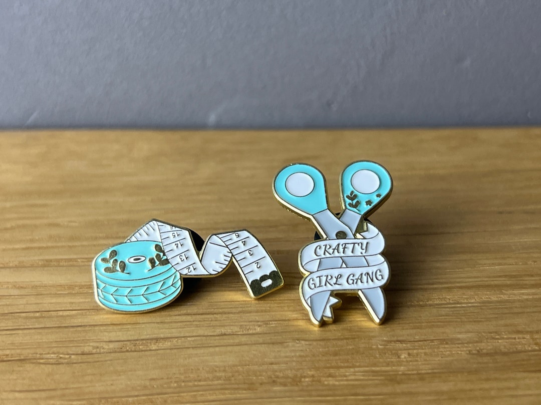 Crafty Girl Gang Emaille Pin Button Anstecker: Nähmaschine, sewing ...