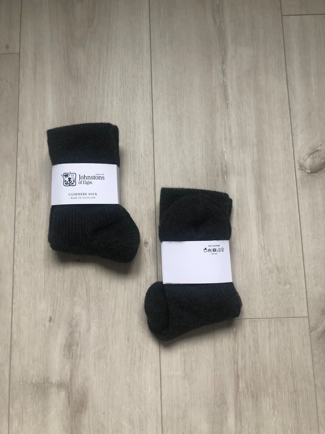 Johnstons of Elgin 100% Cashmere Socks, Made in Scotland- Charcoal Grey ...