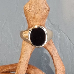 Vintage Black Onyx and Gold Striped Signet Ring, Circa 1980s Vintage Black Onyx and Gold Striped Signet Ring, Circa 1980s