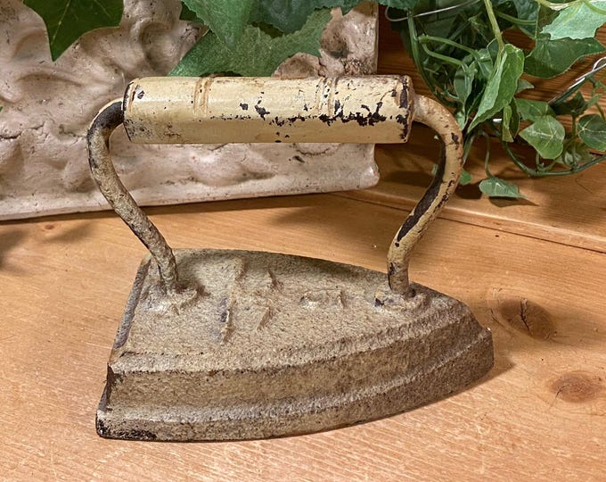 Vintage Metal Sad Iron With Chippy Cream Paint | Vintage Clothes Press ...