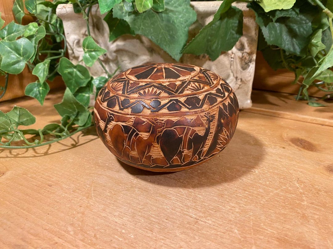 Vintage Round Storyteller Gourd From Peru | Leoncio Veli Perli ...