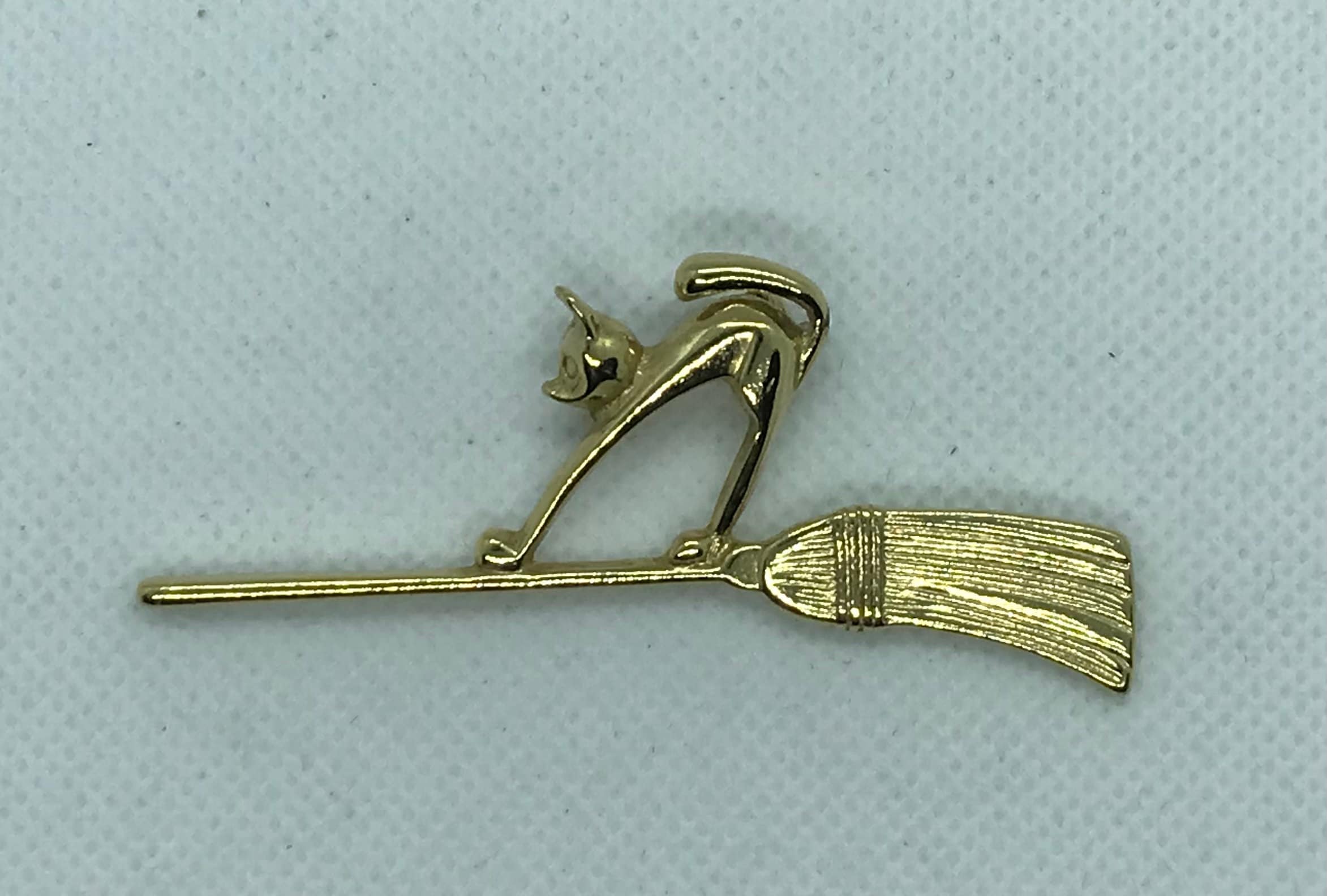 Avon brooches and pins store
