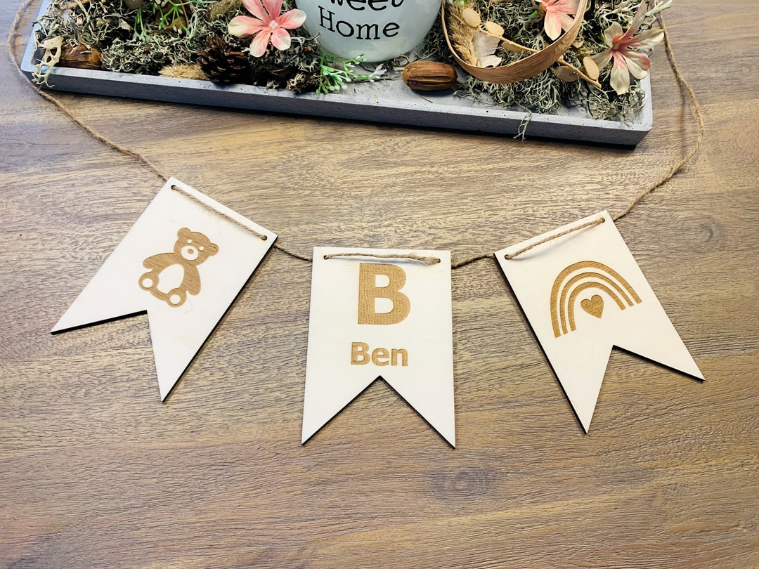 Cadena de banderines con nombres y símbolos en diferentes tamaños ...