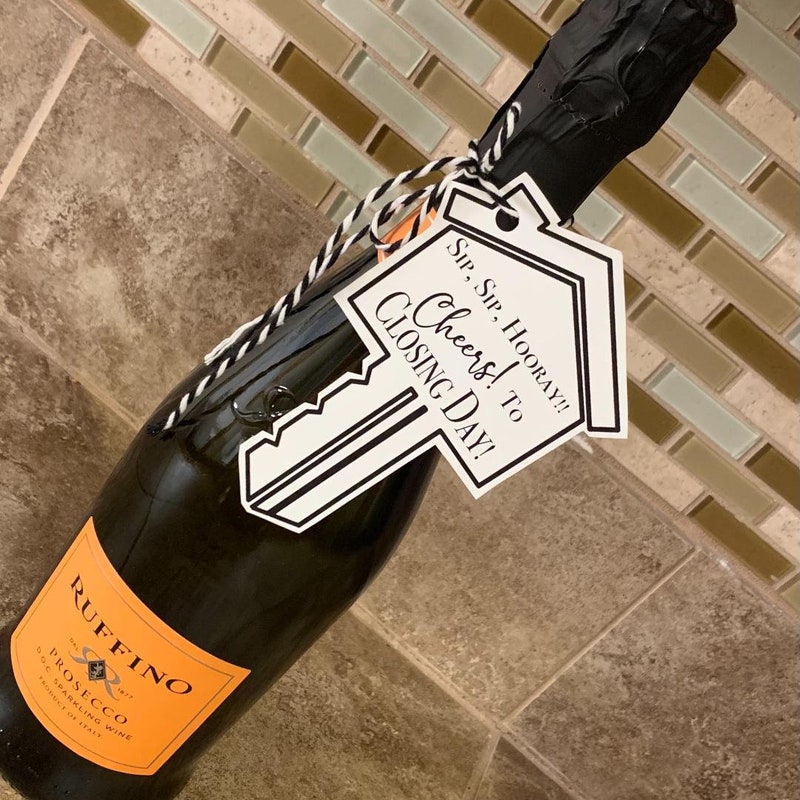 Closing Gifts for Buyers - 60+ Gift Ideas for 2025