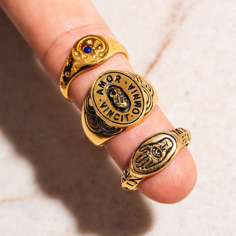 18k Solid Yellow Gold Seer Signet Sapphire Ring Circle Signet Ring ...