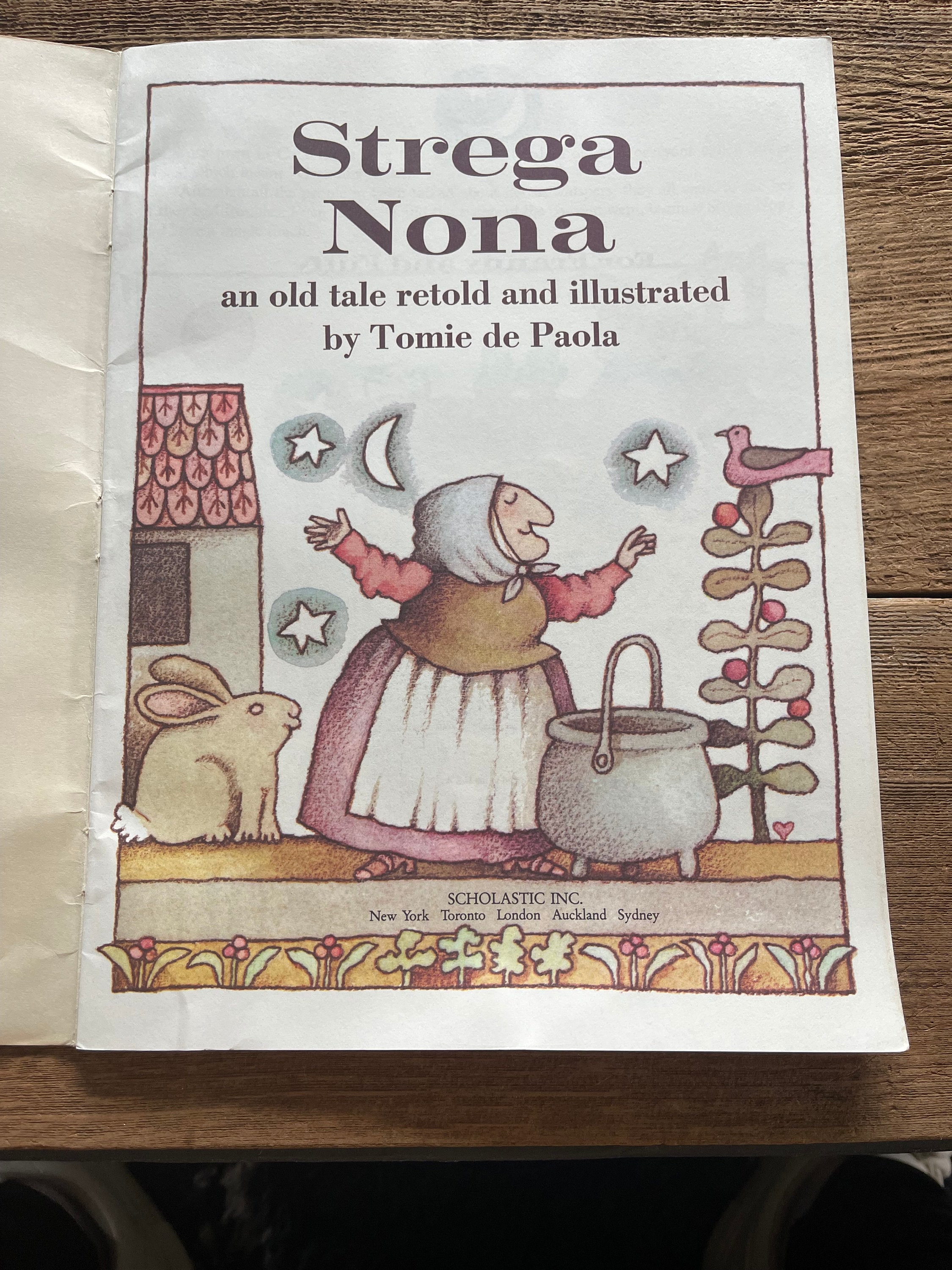 Strega Nona // Tomie De Paola // Scholastic Book - Etsy