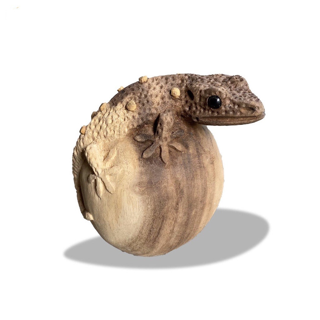 Gecko on the Ball Wooden, Gecko Figurine, Animal Wood Carvings, Home ...