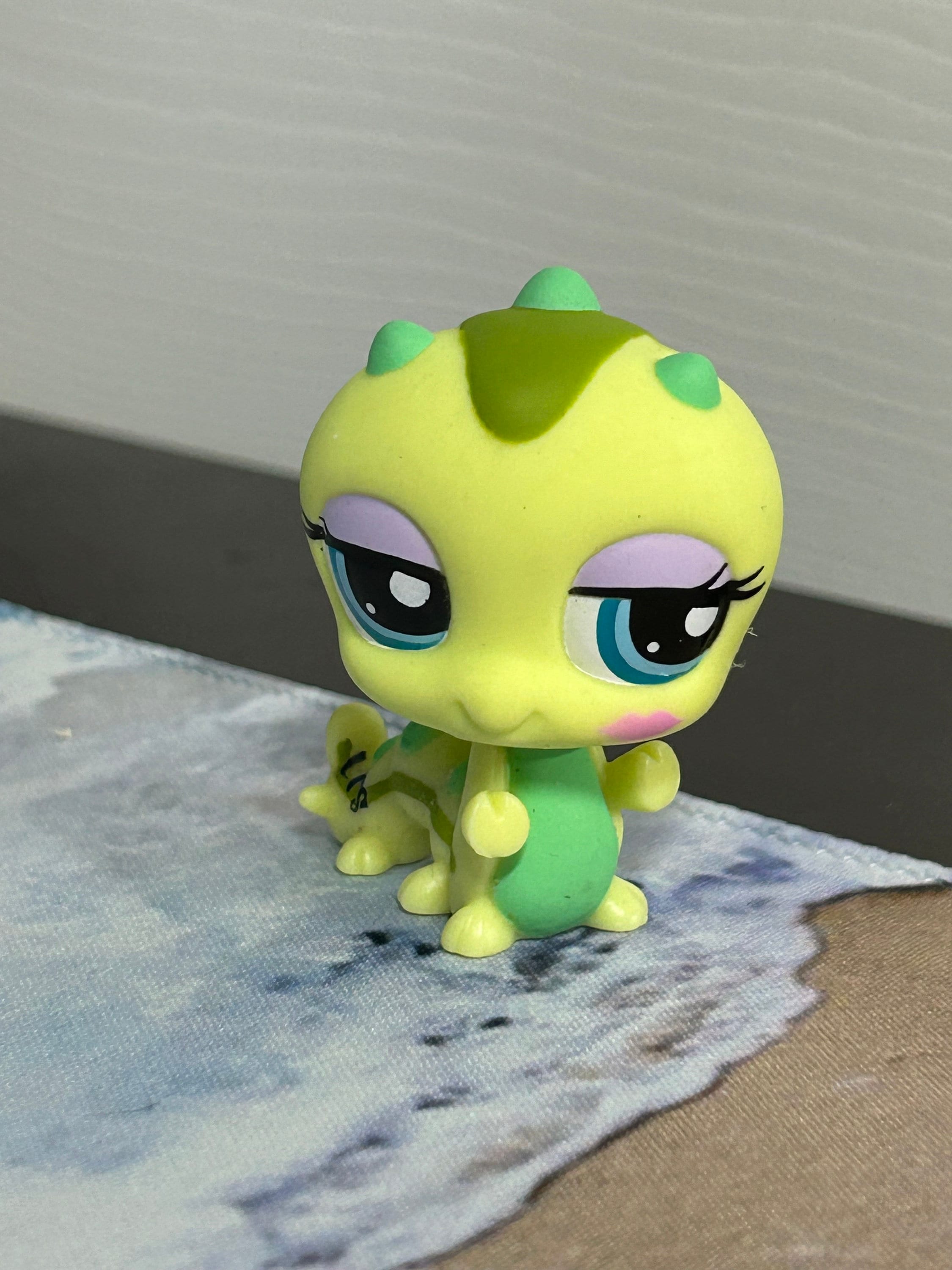1324 Green Caterpillar With Pink Kiss on Cheek Gen 3 AUTHENTIC Littlest Pet Shop LPS Vintage Etsy UK