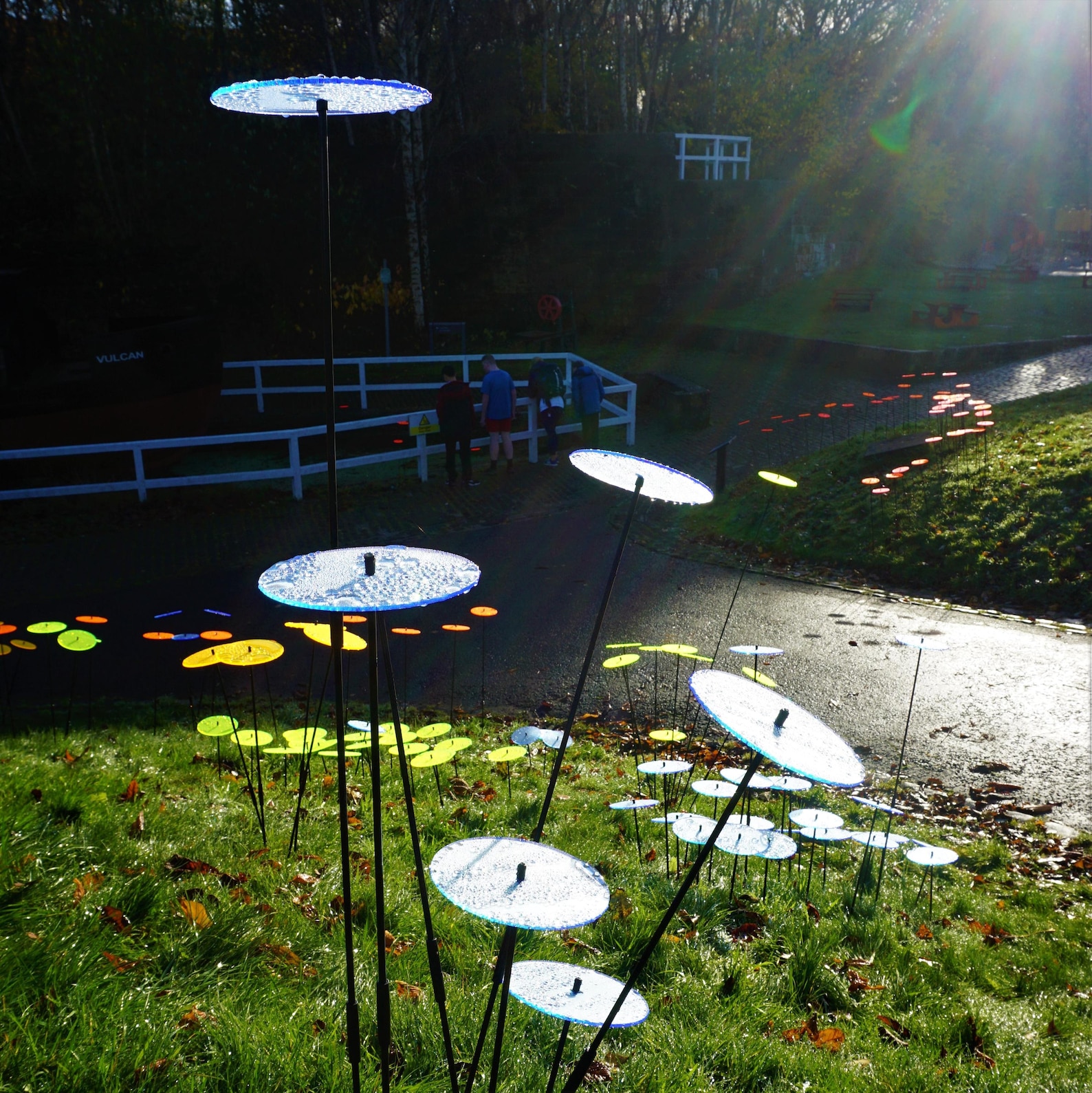 Sun Discs Set of 5: Glowing Garden Stakes, Outdoor Decor (75cm, 29.5 ...