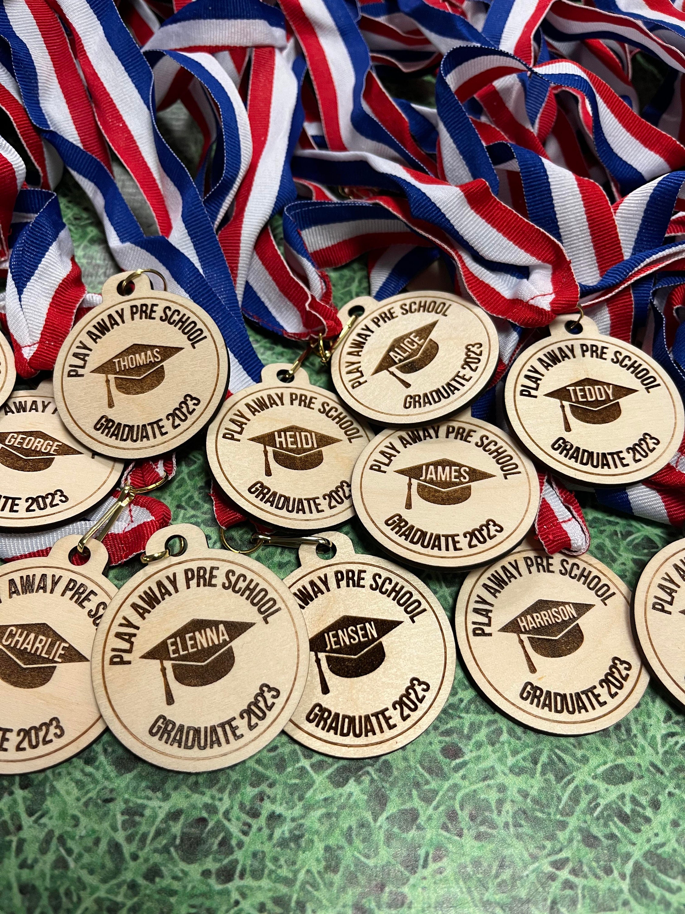 Medallas de graduación grabadas en madera / Medallas grabadas - Etsy España