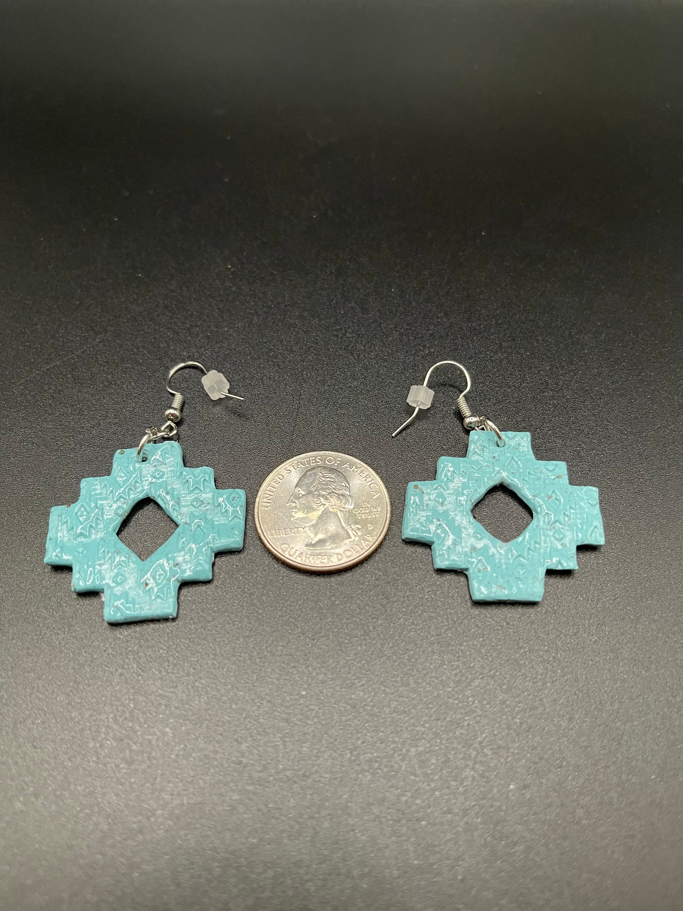 La cruz azteca del suroeste cuelga pendientes de arcilla turquesa ...