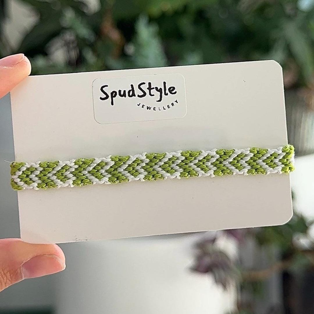 THREAD Friendship Bracelet. WHITE HEART Chevron Pattern (18 Colour ...