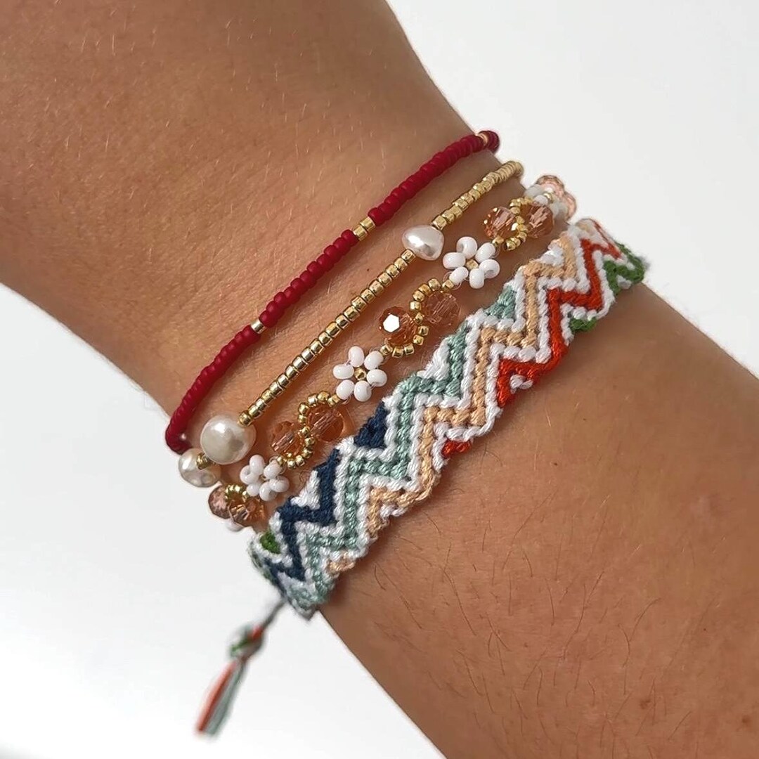 ZIGZAG FRIENDSHIP BRACELET. Embroidery Thread Tie on Bracelet in a ...