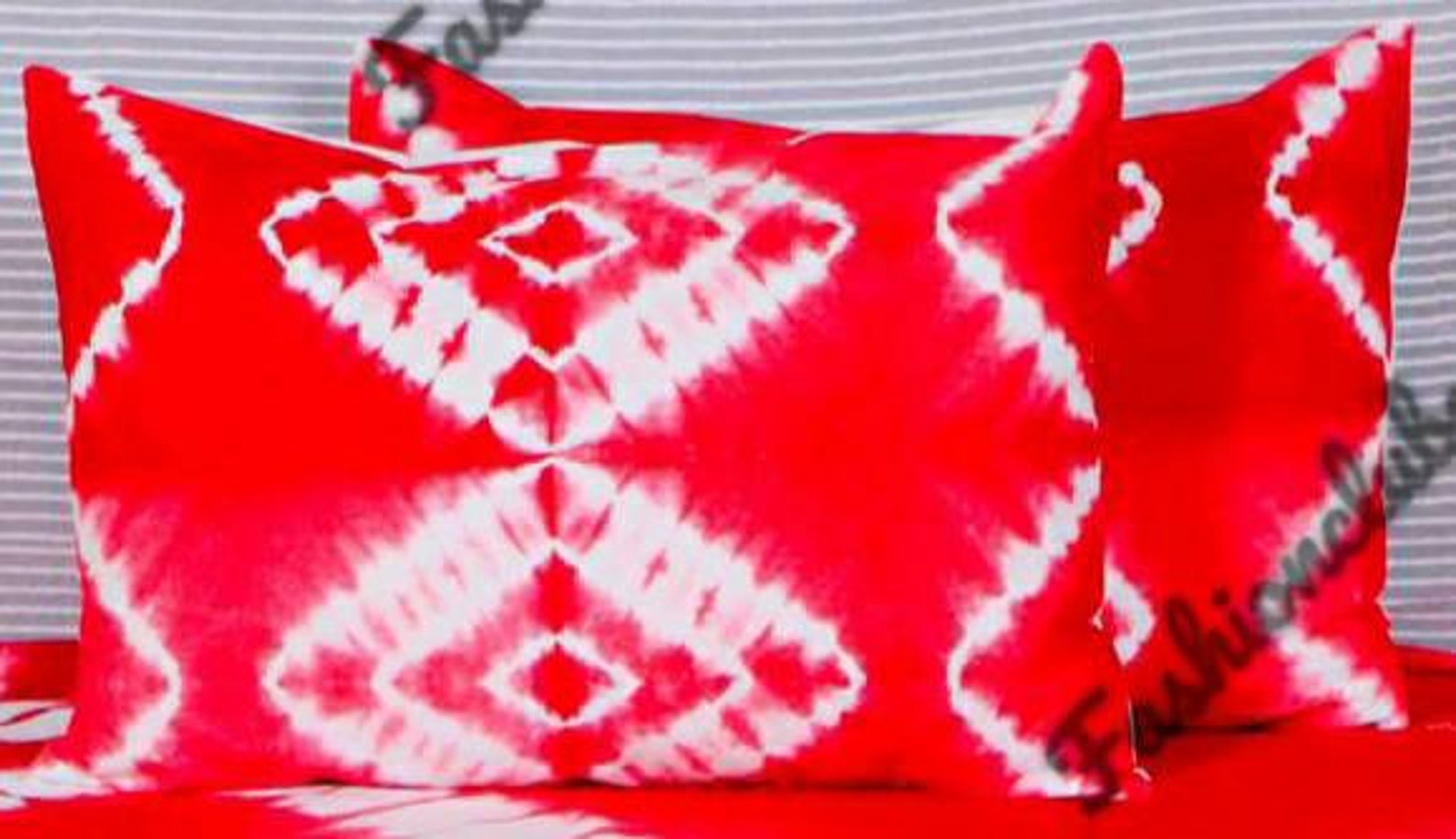 Cotton Beautiful Red Pink Tie Dye Rhombus Print Bedsheet With 2 Pillow ...