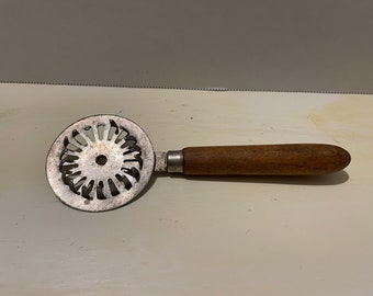 2 Vintage Pie Trimmers - Wood Handle - Pie Crimper - Kitchen Utensils ...