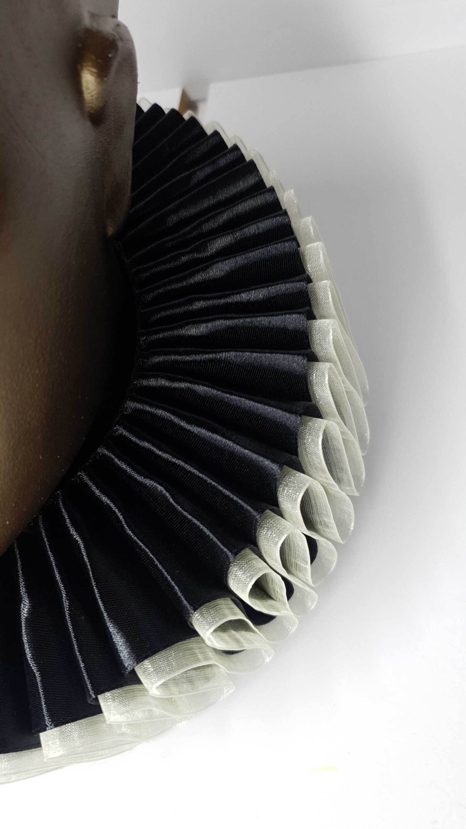 Elizabethan Ruff and Cuffs - Black Collar - Costume Accessories ...