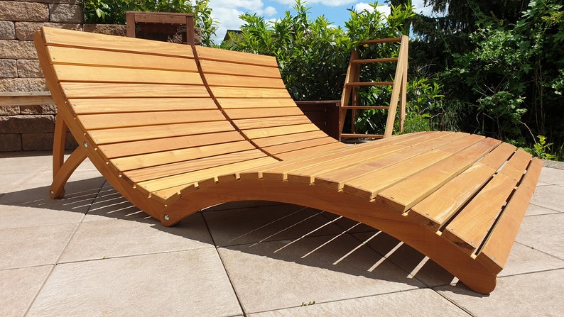 Elegantes Sonnenliege Aus Holz Bild
