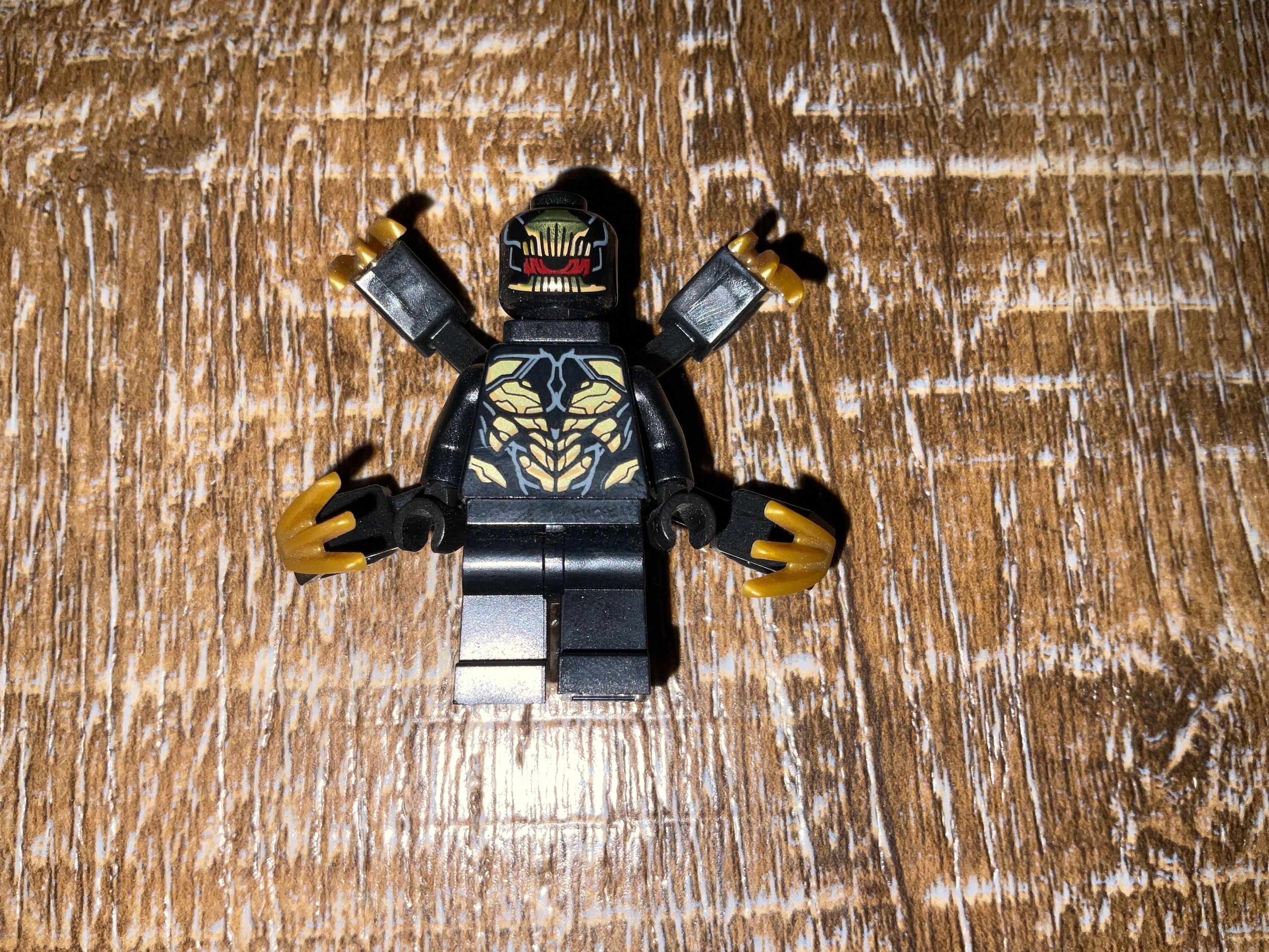 Marvel LEGO Outrider Minifigure With Extended Arms Set 76123 - Etsy